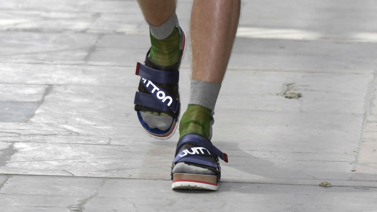 ¿Las chanclas con calcetines es ahora el último grito de la moda ...