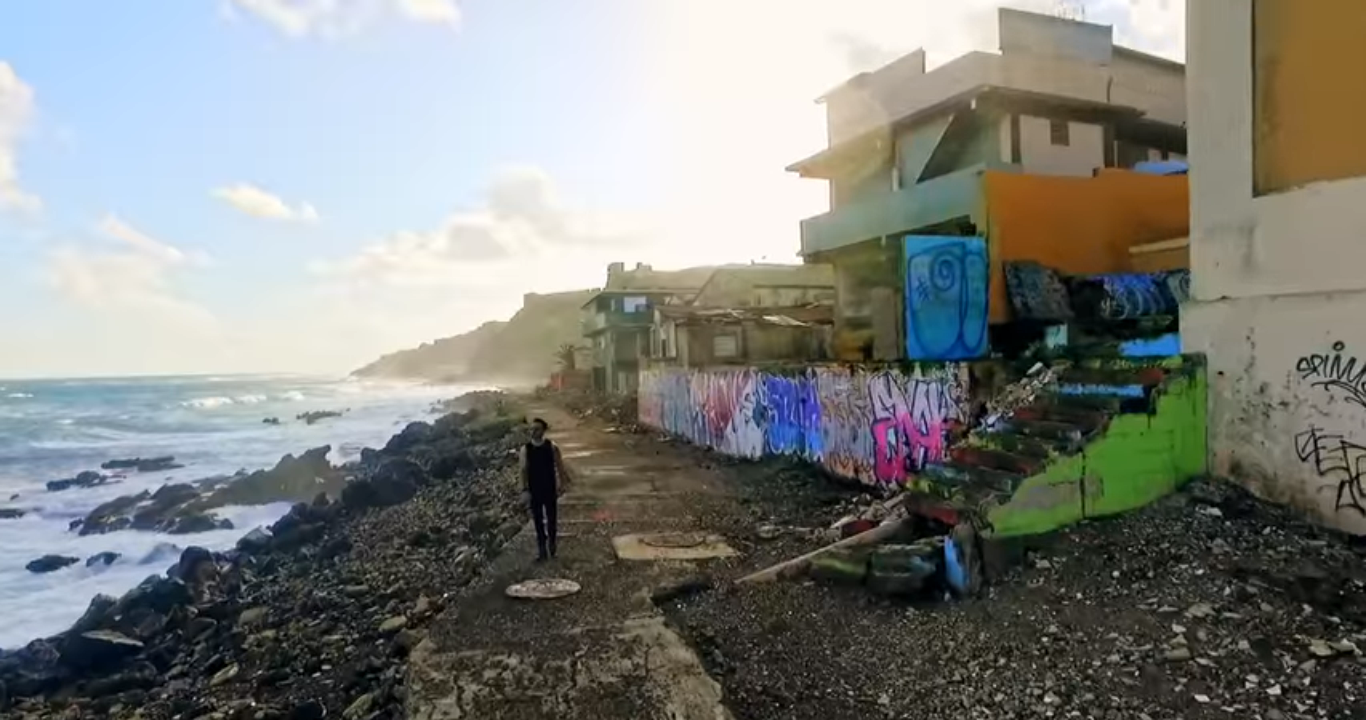 Barrio sanjuanero de La Perla resurge por teñido a casas y video ...