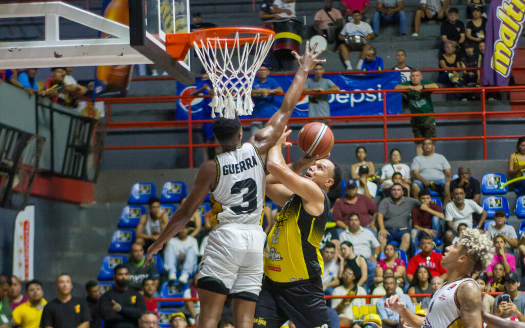 Desacierto en casa de Gaiteros del Zulia contra Panteras de Miranda - Diario Versión Final