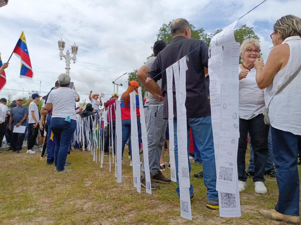 Oposición mostró sus actas en la “Gran Protesta Mundial” en la Plaza de ...
