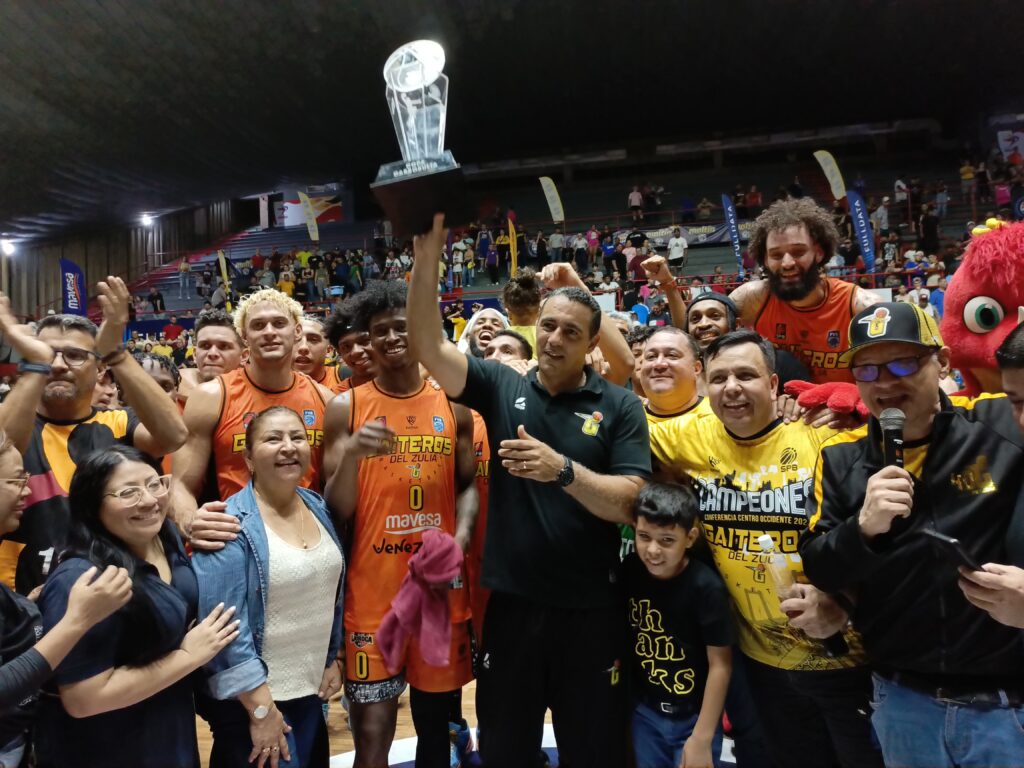 ¡Fiesta zuliana!: Gaiteros apalizó 102-67 a Gladiadores y avanza al ...