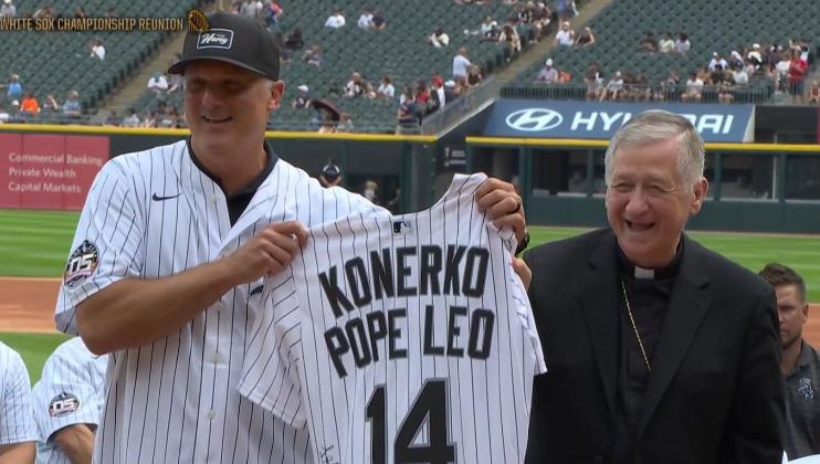 Paul Konerko recibió camisa de los Medias Blancas firmada por el papa León XIV - Diario Versión ...