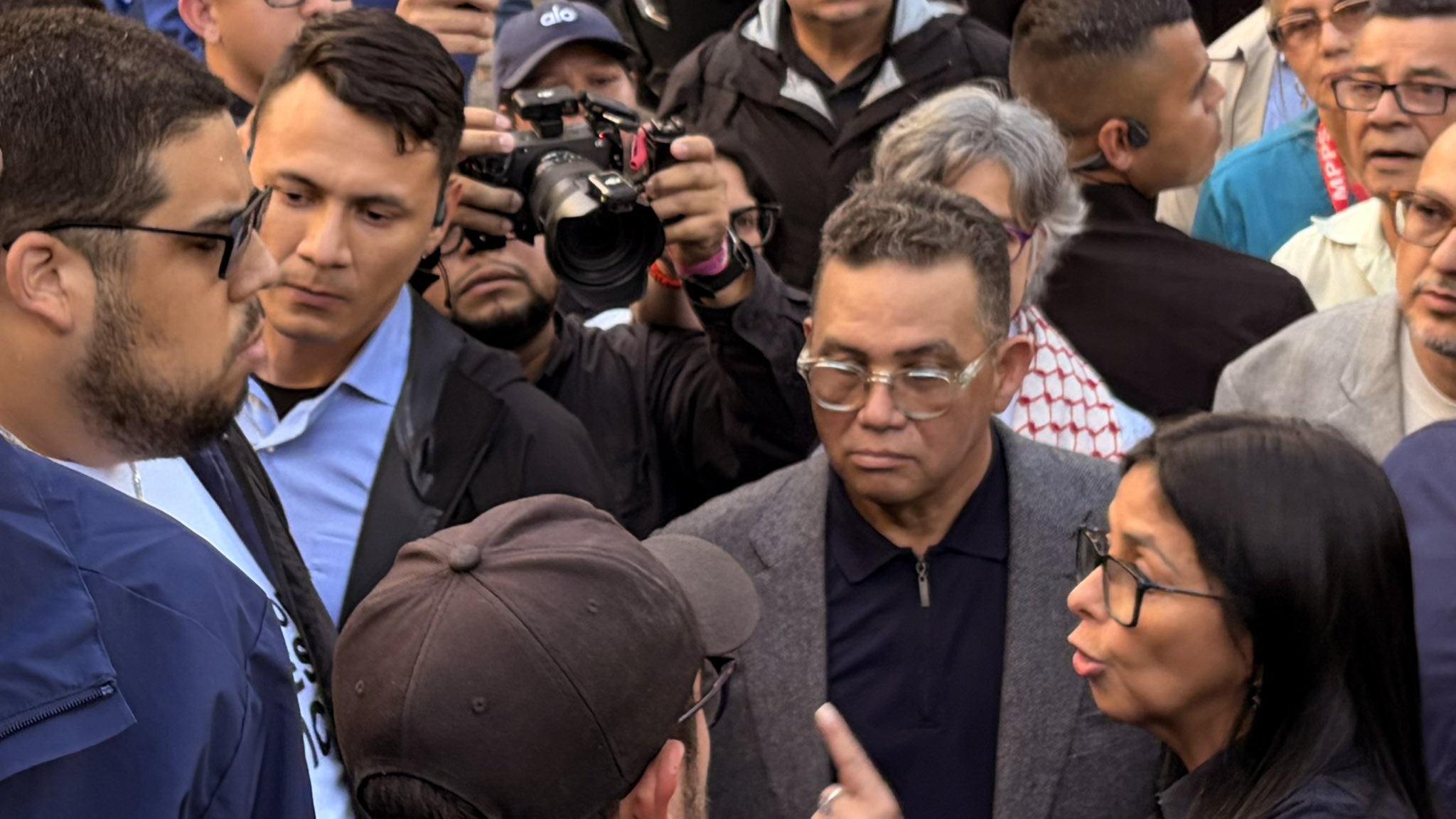 La confrontación de estudiantes de la UCV contra Delcy Rodríguez para ...