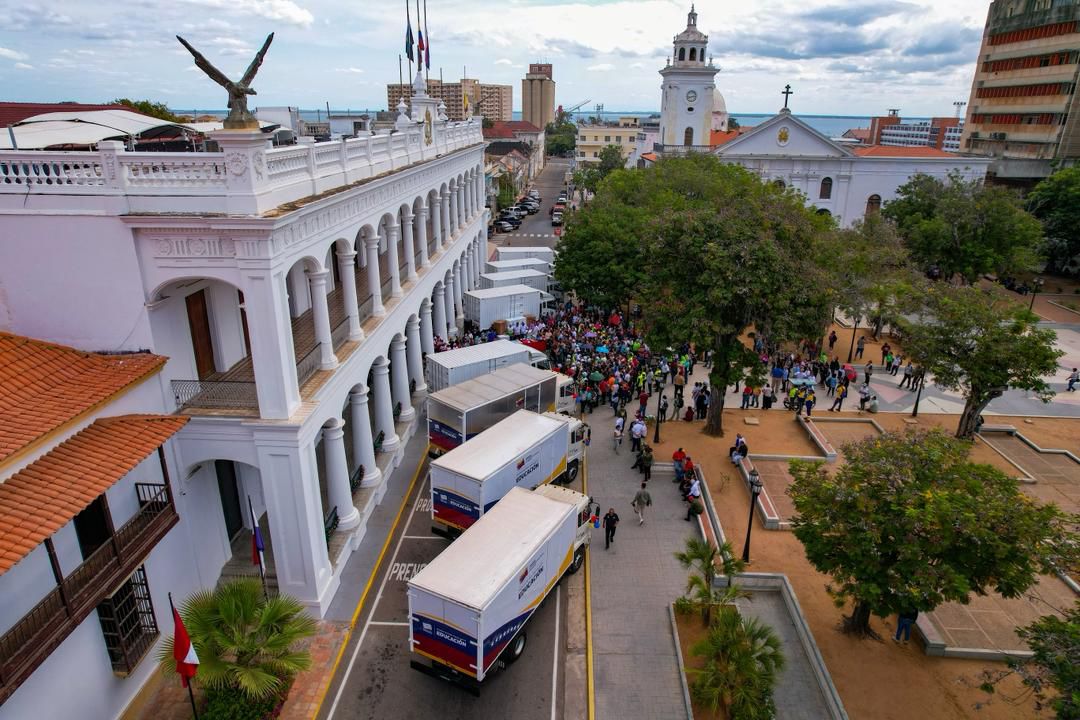 Gobernador Caldera entrega ocho camiones para la consolidación del ...