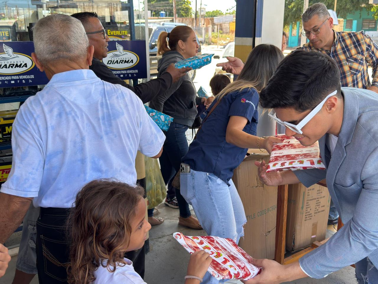 Juanfe llevan sonrisas a los pequeños más carentes de Maracaibo ...