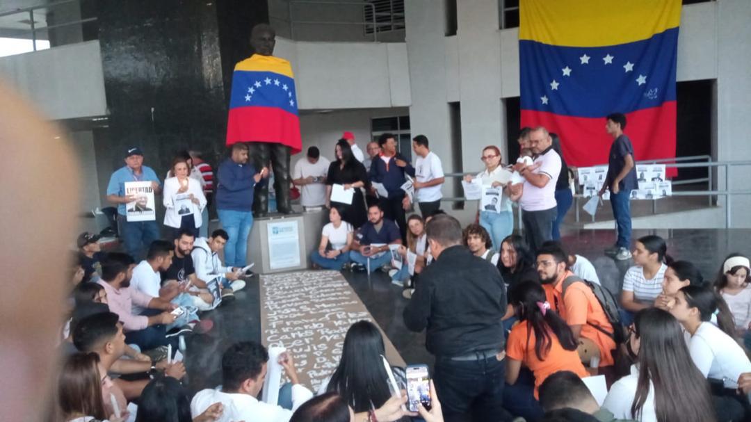 Vigilia en la Universidad del Zulia exige libertad para los profesores ...