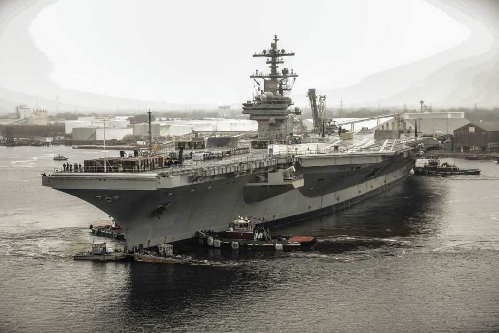 El portaaviones USS George H.W. Bush se posicionó muy cerca de la costa ...