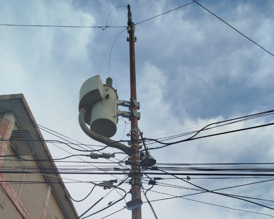 Adultos mayores sufren sin electricidad tras explosión de transformador ...