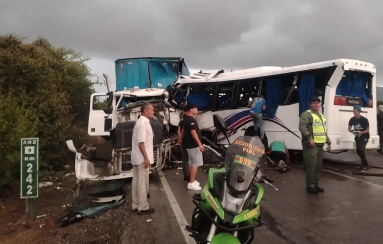 Accidente entre gandola y autobús deja nueve muertos y 20 heridos en ...