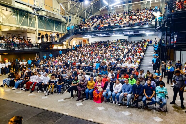 Entregan becas Jesús Enrique Lossada a 1.000 estudiantes de ...