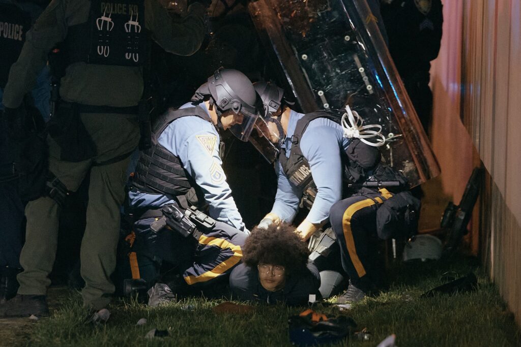 Tensión frente a centro de detención en Newark durante protesta contra ...