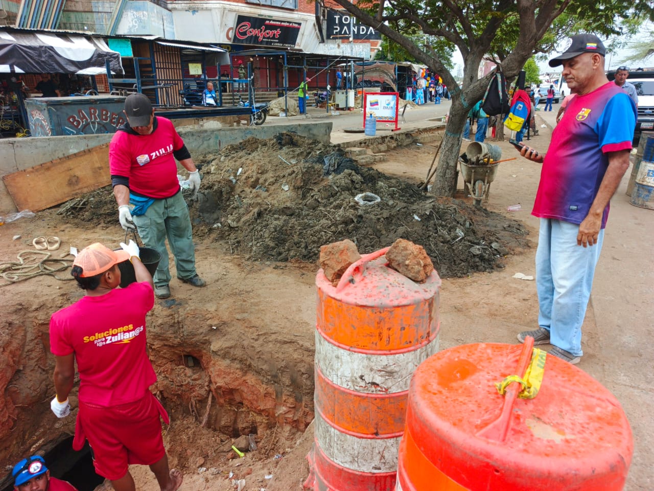 Ejecutan plan de limpieza y mantenimiento de drenajes en el Mercado Las ...